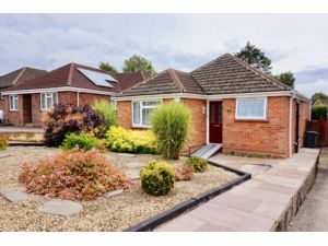 2 bedroom detached bungalow for sale in Pitman Close, Basingstoke, RG22 6LU