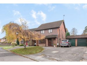 4 bedroom detached house for sale in Kennet Place, Burghfield Common ...