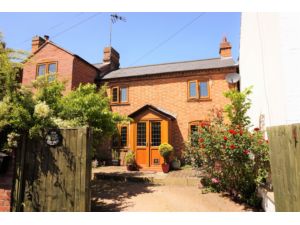 3 bedroom cottage for sale in The Green, Snitterfield, CV37 0JF