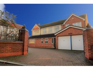 5 bedroom detached house for sale in Oakham Road, Oakham, Dudley, DY2 7TB